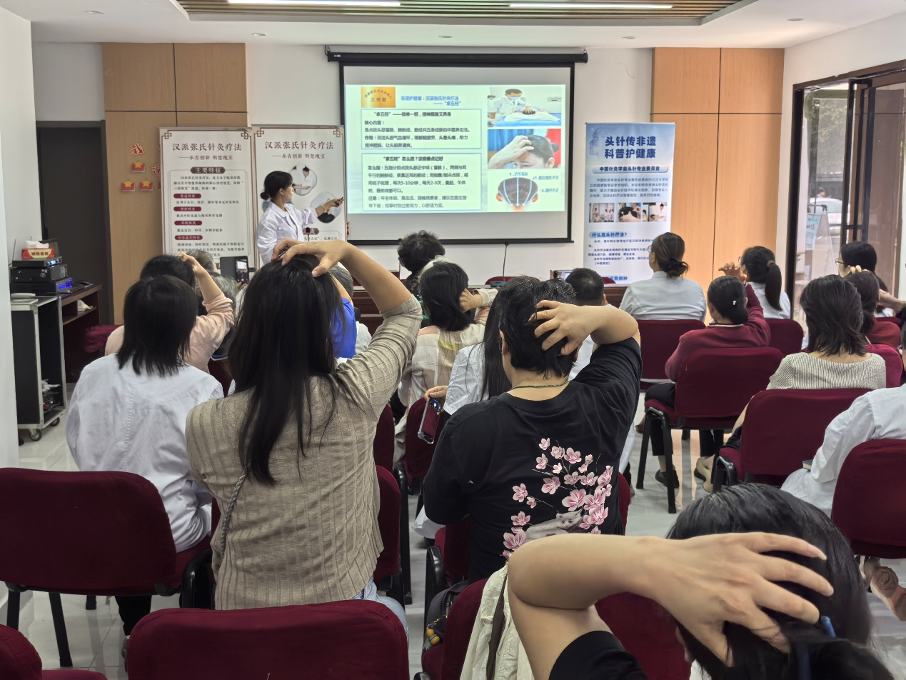 医学部中医学院党支部走进奥林社区开展义诊服务